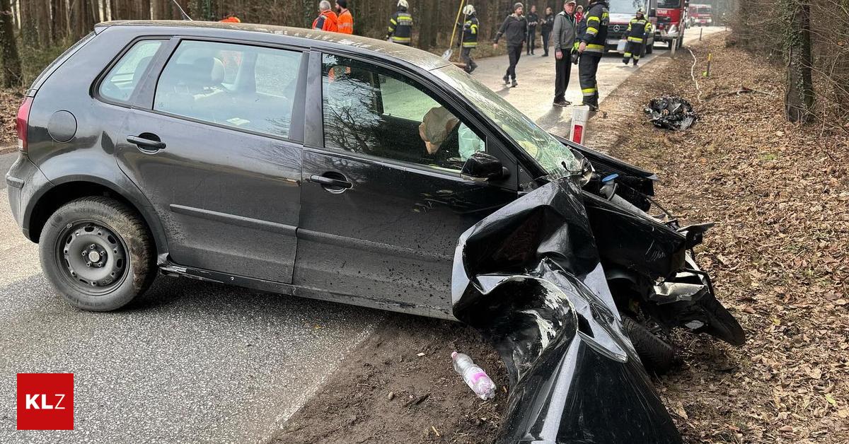 Motor herausgerissen: 19-Jährige geriet mit Auto ins Schleudern und krachte gegen Baum